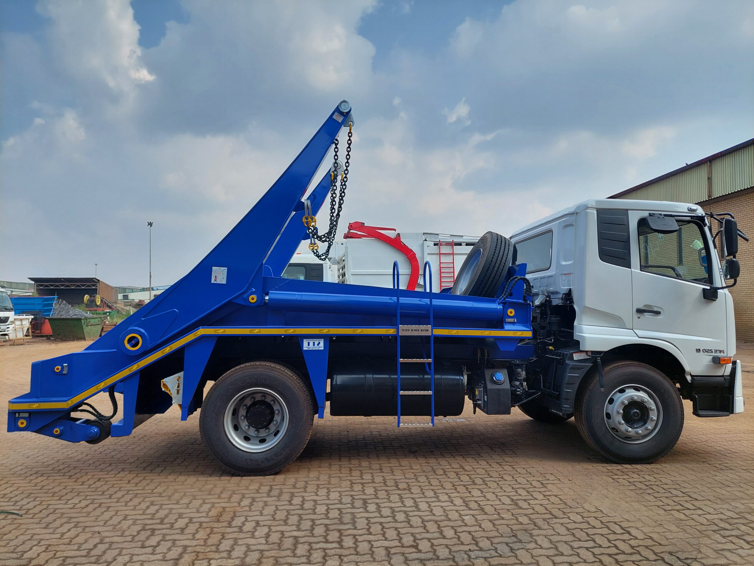 13 TON SKIP TRUCK - Skip Truck Traders